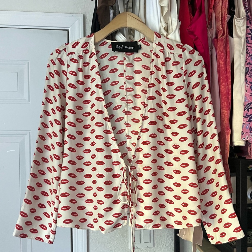 Realisation Par Off White Silk Lip Print Tie Front Lo… - Gem